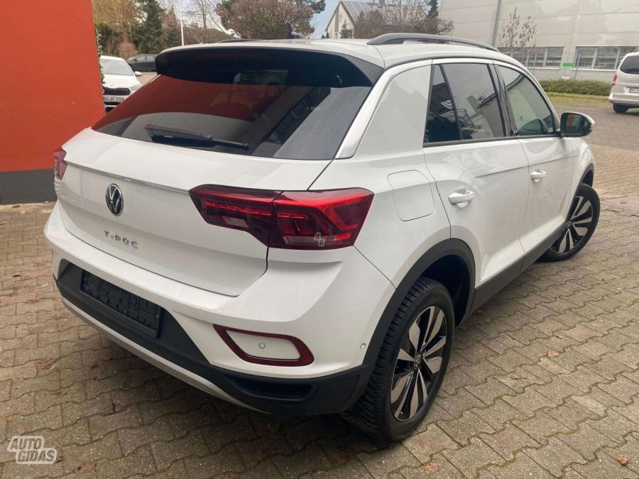 White Volkswagen T-Roc 2024 in Kaunas, with an engine capacity of 1.50 L and mileage of 40 thousand km for 26830 €, photo 4 on AUTOMOTO.COM.LV
