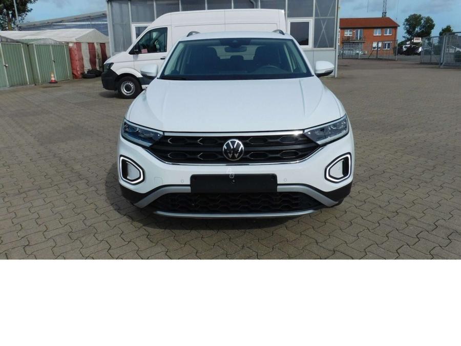 White Volkswagen T-Roc 2024 in Kaunas, with an engine capacity of 1.00 L and mileage of 20 thousand km for 23781 €, photo 3 on AUTOMOTO.COM.LV
