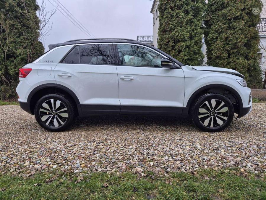 Balts Volkswagen T-Roc 2025 Kauņa, ar dzinēja tilpumu 1.97 L un nobraukumu 17 tūkst. km par 14500 €, foto 2 vietnē AUTOMOTO.COM.LV