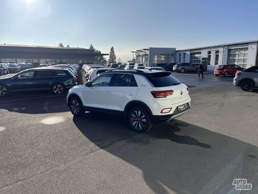 White Volkswagen T-Roc 2025 in Kaunas, with an engine capacity of 2.00 L and mileage of 16 thousand km for 32144 €, photo 9 on AUTOMOTO.COM.LV