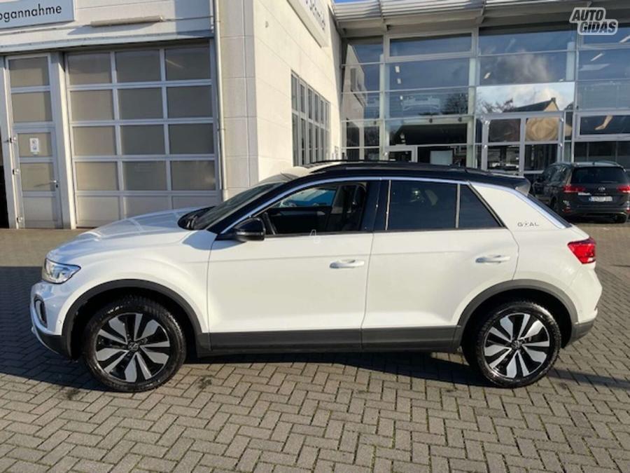 White Volkswagen T-Roc 2025 in Kaunas, with an engine capacity of 2.00 L and mileage of 26 thousand km for 30432 €, photo 2 on AUTOMOTO.COM.LV
