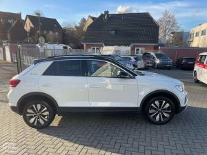 White Volkswagen T-Roc 2025 in Kaunas, with an engine capacity of 2.00 L and mileage of 26 thousand km for 30432 €, photo 3 on AUTOMOTO.COM.LV