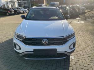 White Volkswagen T-Roc 2025 in Kaunas, with an engine capacity of 2.00 L and mileage of 26 thousand km for 30432 €, photo 5 on AUTOMOTO.COM.LV