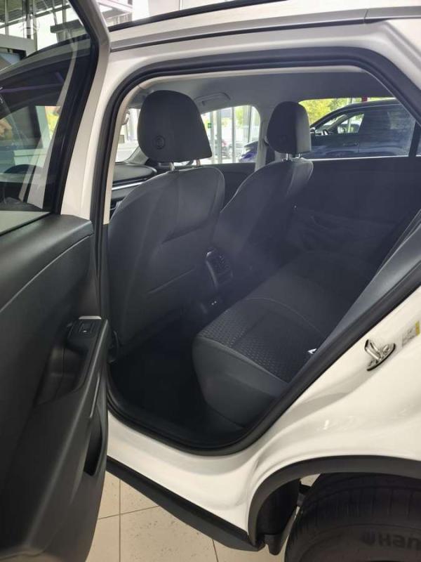 White Volkswagen T-Roc 2026 in Siauliai, with an engine capacity of 1.50 L and mileage of 0 thousand km for 28293 €, photo 8 on AUTOMOTO.COM.LV