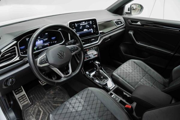 White Volkswagen T-Roc 2023 in Peetri, with an engine capacity of 1.50 L and mileage of 23 thousand km for 29600 €, photo 7 on AUTOMOTO.COM.LV
