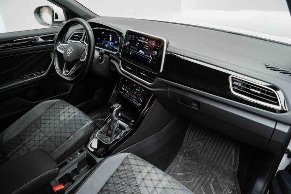 White Volkswagen T-Roc 2023 in Peetri, with an engine capacity of 1.50 L and mileage of 23 thousand km for 29600 €, photo 8 on AUTOMOTO.COM.LV