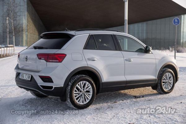 White Volkswagen T-Roc 2020 in Tartu, with an engine capacity of 1.50 L and mileage of 56 thousand km for 21900 €, photo 3 on AUTOMOTO.COM.LV