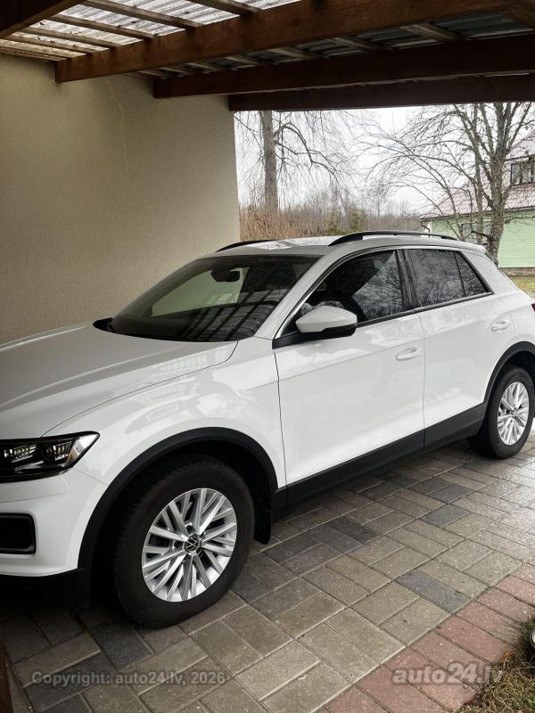 White Volkswagen T-Roc 2021 in Tallinn, with an engine capacity of 1.50 L and mileage of 59 thousand km for 21900 €, photo 1 on AUTOMOTO.COM.LV