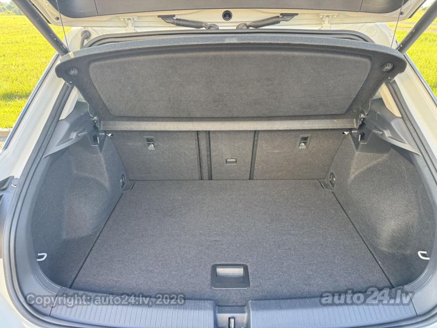 Balts Volkswagen T-Roc 2021 Tallina, ar dzinēja tilpumu 1.50 L un nobraukumu 75 tūkst. km par 20999 €, foto 16 vietnē AUTOMOTO.COM.LV