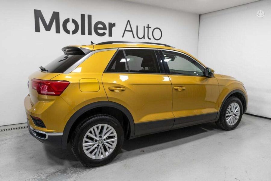 Yellow Volkswagen T-Roc 2019 in Vilnius, with an engine capacity of 1.50 L and mileage of 149 thousand km for 15700 €, photo 3 on AUTOMOTO.COM.LV
