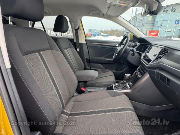 Yellow Volkswagen T-Roc 2019 in Tallinn, with an engine capacity of 2.00 L and mileage of 136 thousand km for 16900 €, photo 5 on AUTOMOTO.COM.LV