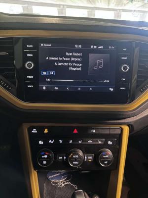 Yellow Volkswagen T-Roc 2019 in Vilnius, with an engine capacity of 1.97 L and mileage of 63 thousand km for 18900 €, photo 13 on AUTOMOTO.COM.LV