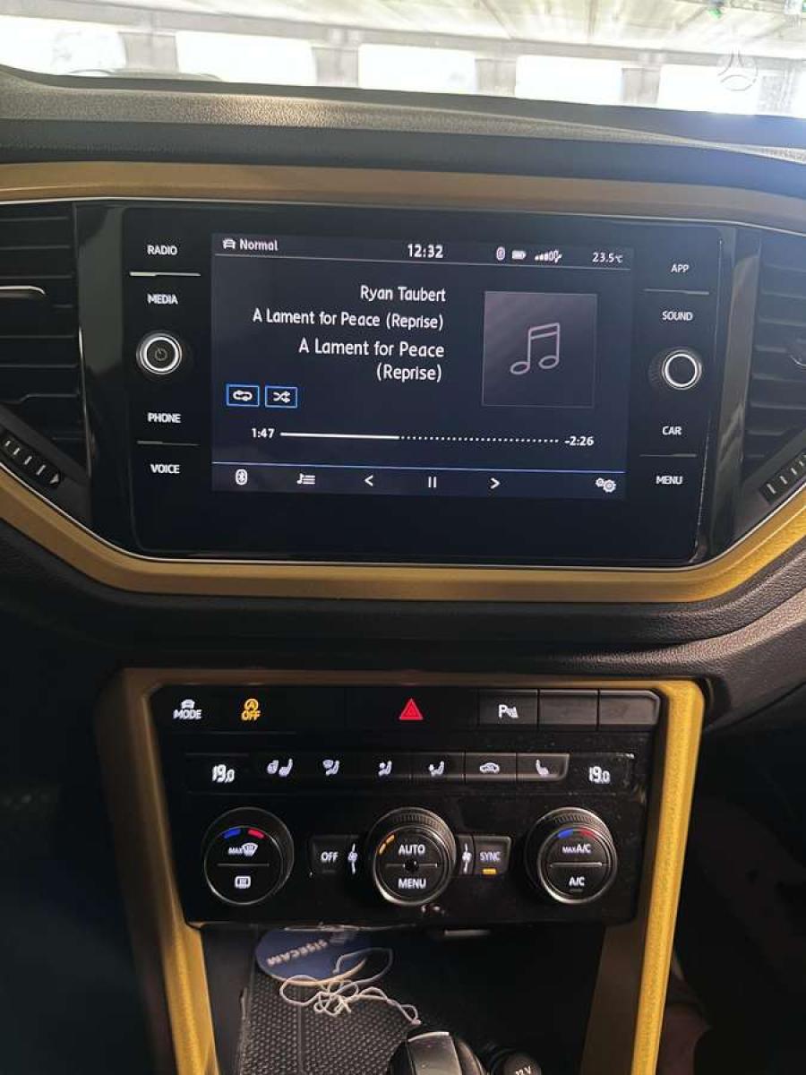 Yellow Volkswagen T-Roc 2019 in Vilnius, with an engine capacity of 1.97 L and mileage of 63 thousand km for 18900 €, photo 13 on AUTOMOTO.COM.LV