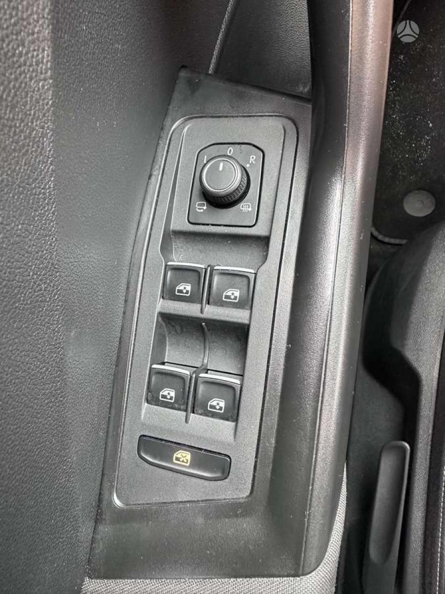Yellow Volkswagen T-Roc 2019 in Vilnius, with an engine capacity of 1.97 L and mileage of 63 thousand km for 18900 €, photo 15 on AUTOMOTO.COM.LV