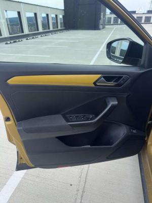 Yellow Volkswagen T-Roc 2019 in Vilnius, with an engine capacity of 1.97 L and mileage of 63 thousand km for 18900 €, photo 18 on AUTOMOTO.COM.LV