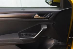 Dzeltens Volkswagen T-Roc 2019 Ventspils, ar dzinēja tilpumu 2.00 L un nobraukumu 90 tūkst. km par 17450 €, foto 28 vietnē AUTOMOTO.COM.LV