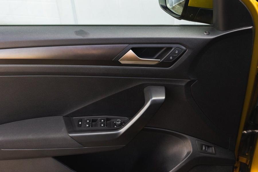 Dzeltens Volkswagen T-Roc 2019 Ventspils, ar dzinēja tilpumu 2.00 L un nobraukumu 90 tūkst. km par 17450 €, foto 28 vietnē AUTOMOTO.COM.LV