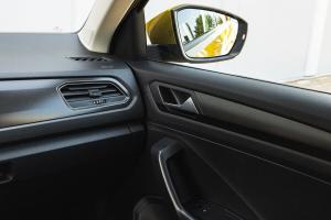 Dzeltens Volkswagen T-Roc 2019 Ventspils, ar dzinēja tilpumu 2.00 L un nobraukumu 90 tūkst. km par 17450 €, foto 29 vietnē AUTOMOTO.COM.LV