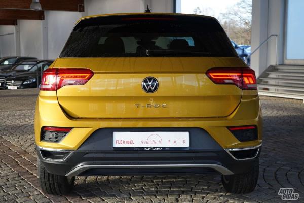 Yellow Volkswagen T-Roc 2021 in Kaunas, with an engine capacity of 1.00 L and mileage of 22 thousand km for 23935 €, photo 4 on AUTOMOTO.COM.LV