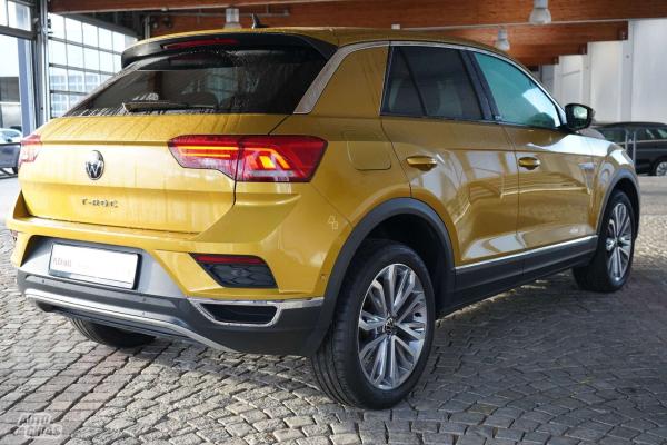 Yellow Volkswagen T-Roc 2021 in Kaunas, with an engine capacity of 1.00 L and mileage of 22 thousand km for 23935 €, photo 5 on AUTOMOTO.COM.LV