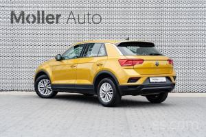 Yellow Volkswagen T-Roc 2021 in Riga, with an engine capacity of 1.00 L and mileage of 76 thousand km for 13950 €, photo 4 on AUTOMOTO.COM.LV