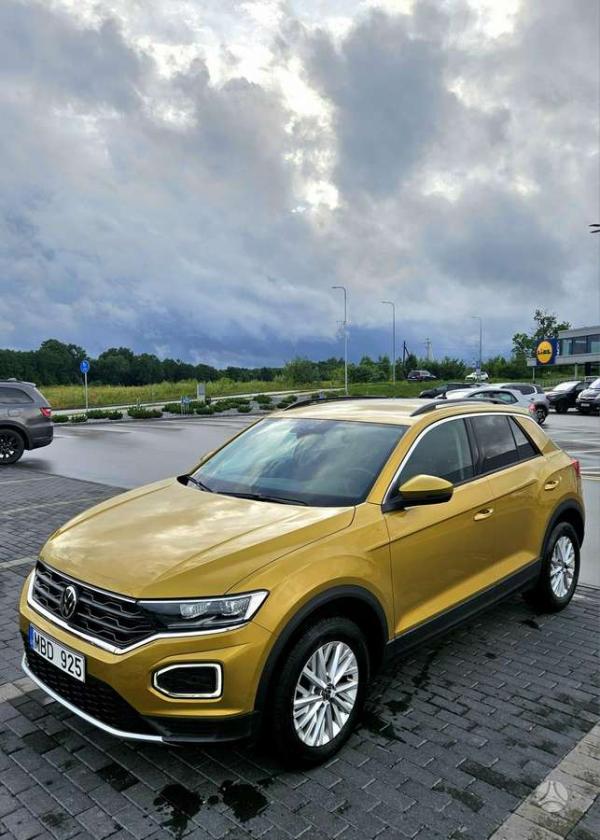 Yellow Volkswagen T-Roc 2021 in Vilnius, with an engine capacity of 1.50 L and mileage of 88 thousand km for 19990 €, photo 2 on AUTOMOTO.COM.LV