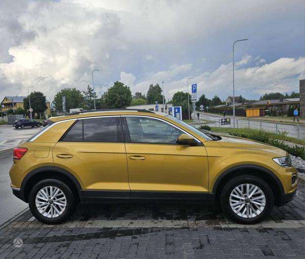 Yellow Volkswagen T-Roc 2021 in Vilnius, with an engine capacity of 1.50 L and mileage of 88 thousand km for 19990 €, photo 4 on AUTOMOTO.COM.LV