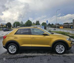 Yellow Volkswagen T-Roc 2021 in Vilnius, with an engine capacity of 1.50 L and mileage of 88 thousand km for 19990 €, photo 5 on AUTOMOTO.COM.LV
