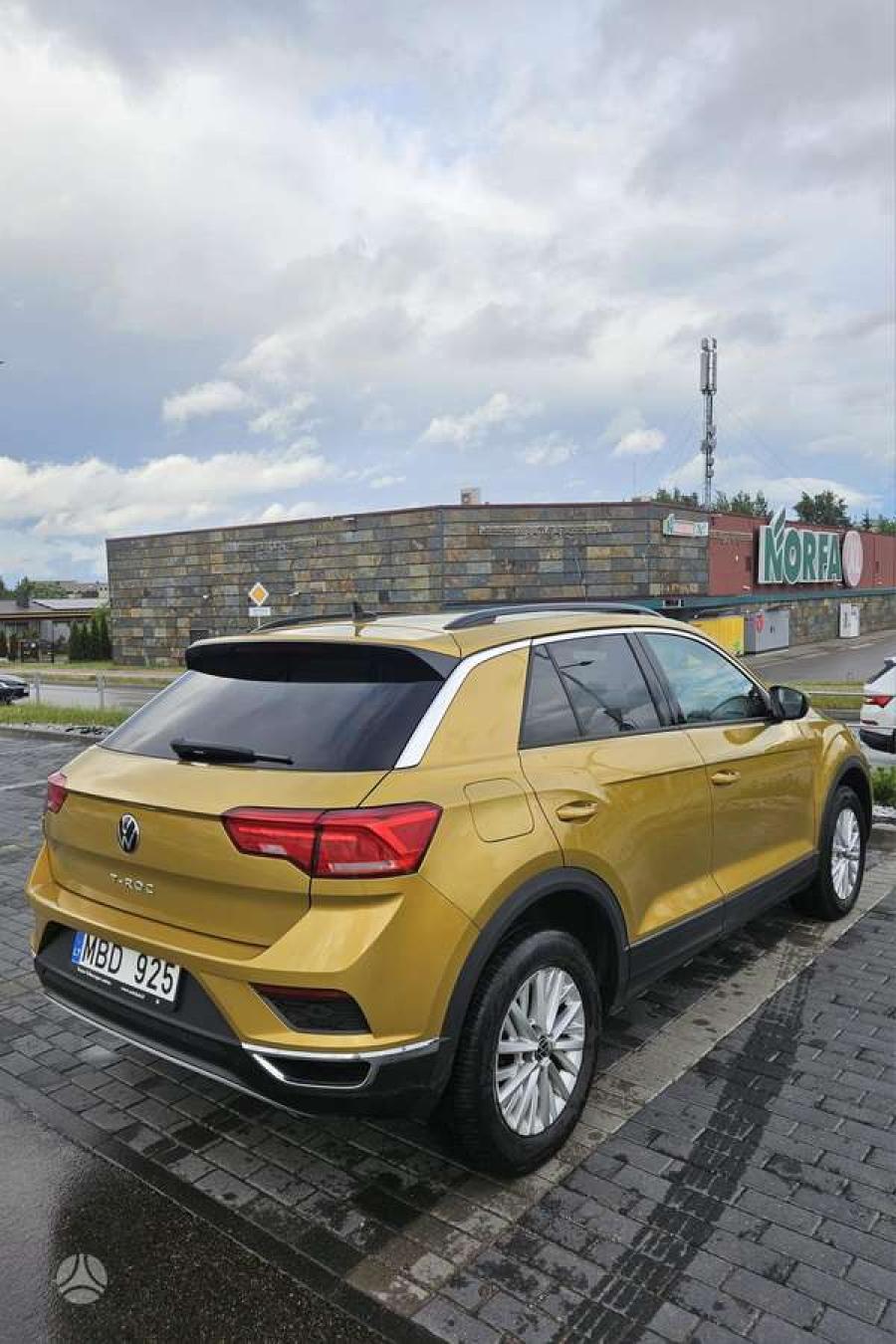 Yellow Volkswagen T-Roc 2021 in Vilnius, with an engine capacity of 1.50 L and mileage of 88 thousand km for 19990 €, photo 7 on AUTOMOTO.COM.LV