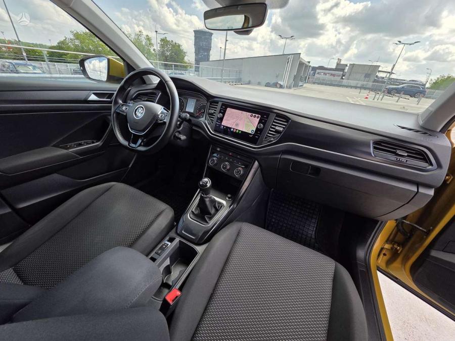 Yellow Volkswagen T-Roc 2021 in Vilnius, with an engine capacity of 1.00 L and mileage of 82 thousand km for 14800 €, photo 10 on AUTOMOTO.COM.LV