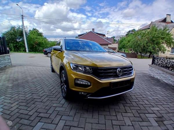 Yellow Volkswagen T-Roc 2020 in Siauliai, with an engine capacity of 1.50 L and mileage of 110 thousand km for 16900 €, photo 1 on AUTOMOTO.COM.LV