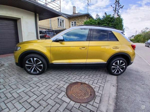 Yellow Volkswagen T-Roc 2020 in Siauliai, with an engine capacity of 1.50 L and mileage of 110 thousand km for 16900 €, photo 3 on AUTOMOTO.COM.LV