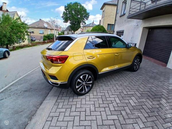 Yellow Volkswagen T-Roc 2020 in Siauliai, with an engine capacity of 1.50 L and mileage of 110 thousand km for 16900 €, photo 4 on AUTOMOTO.COM.LV