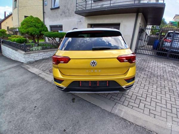 Yellow Volkswagen T-Roc 2020 in Siauliai, with an engine capacity of 1.50 L and mileage of 110 thousand km for 16900 €, photo 6 on AUTOMOTO.COM.LV