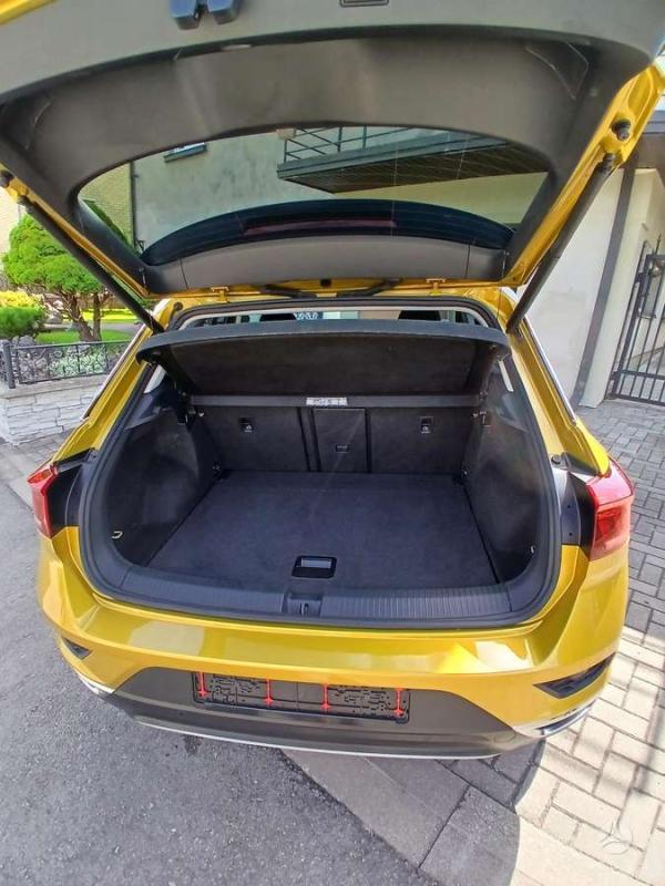 Yellow Volkswagen T-Roc 2020 in Siauliai, with an engine capacity of 1.50 L and mileage of 110 thousand km for 16900 €, photo 8 on AUTOMOTO.COM.LV