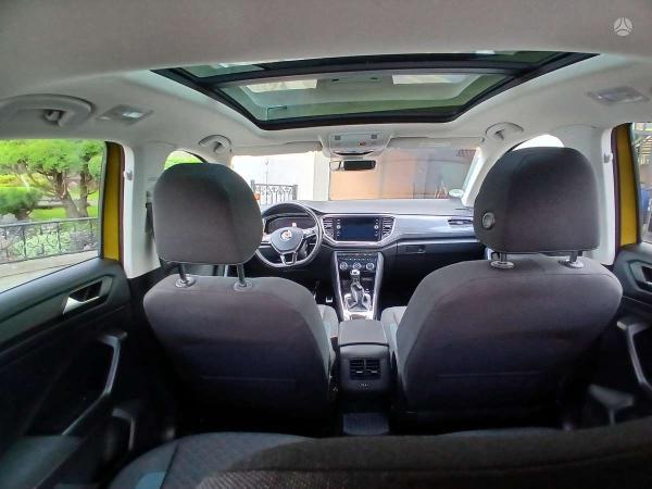 Yellow Volkswagen T-Roc 2020 in Siauliai, with an engine capacity of 1.50 L and mileage of 110 thousand km for 16900 €, photo 9 on AUTOMOTO.COM.LV