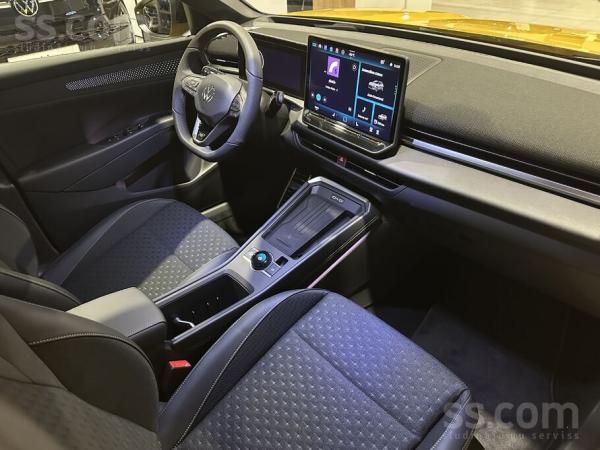 Yellow Volkswagen T-Roc 2026 in Valmiera, with an engine capacity of 1.50 L and mileage of 5 thousand km for 36900 €, photo 8 on AUTOMOTO.COM.LV