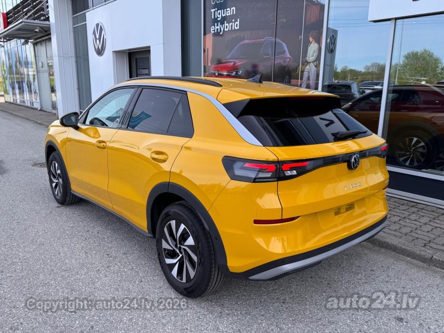 Yellow Volkswagen T-Roc 2026 in Viljandi, with an engine capacity of 1.50 L and mileage of 1 thousand km for 28263 €, photo 3 on AUTOMOTO.COM.LV