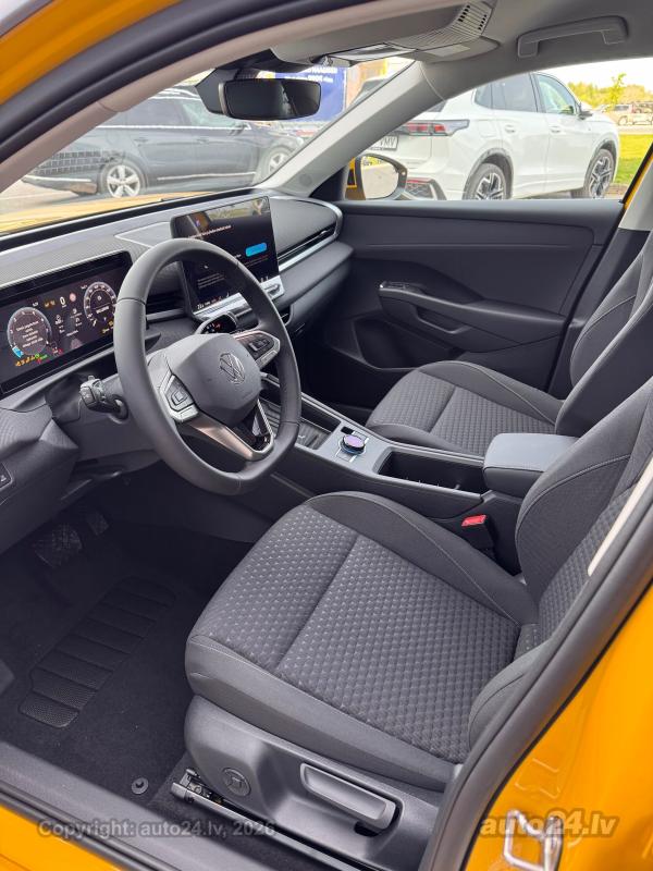 Yellow Volkswagen T-Roc 2026 in Viljandi, with an engine capacity of 1.50 L and mileage of 1 thousand km for 28263 €, photo 8 on AUTOMOTO.COM.LV