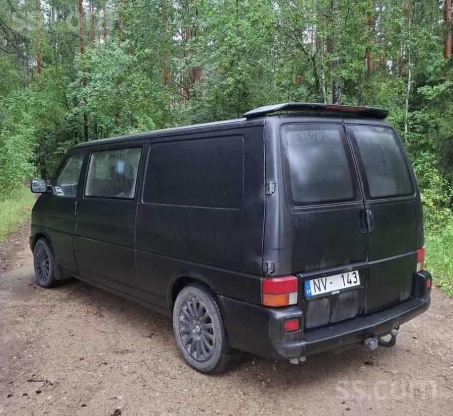 Black Volkswagen T4 1999 in Valmiera, with an engine capacity of 2.50 L and mileage of 434 thousand km for 2800 €, photo 3 on AUTOMOTO.COM.LV