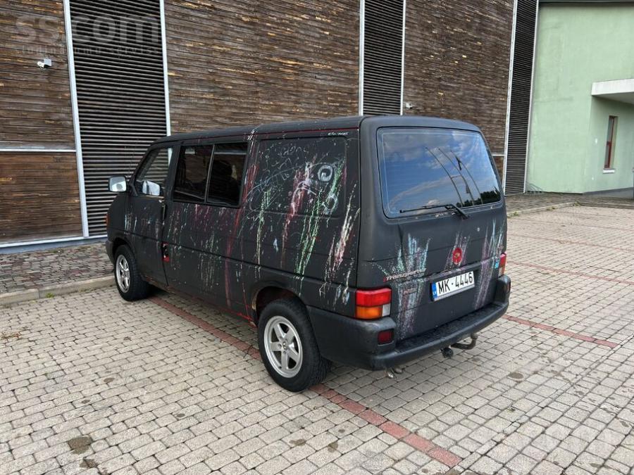 Black Volkswagen T4 2000 in Riga, with an engine capacity of 2.50 L and mileage of 370 thousand km for 3500 €, photo 5 on AUTOMOTO.COM.LV