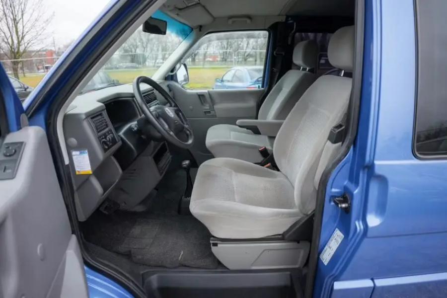 Zils Volkswagen T4 2001 Liepāja, ar dzinēja tilpumu 2.50 L un nobraukumu 331 tūkst. km par 6500 €, foto 13 vietnē AUTOMOTO.COM.LV