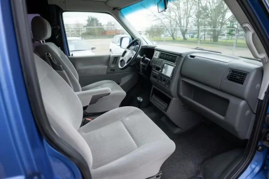 Zils Volkswagen T4 2001 Liepāja, ar dzinēja tilpumu 2.50 L un nobraukumu 331 tūkst. km par 6500 €, foto 16 vietnē AUTOMOTO.COM.LV