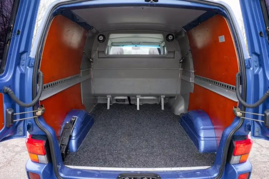 Zils Volkswagen T4 2001 Liepāja, ar dzinēja tilpumu 2.50 L un nobraukumu 331 tūkst. km par 6500 €, foto 18 vietnē AUTOMOTO.COM.LV