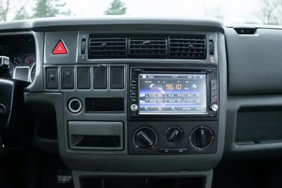 Zils Volkswagen T4 2001 Liepāja, ar dzinēja tilpumu 2.50 L un nobraukumu 331 tūkst. km par 6500 €, foto 20 vietnē AUTOMOTO.COM.LV