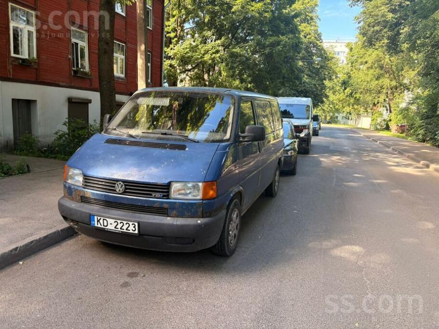 Blue Volkswagen T4 2003 in Riga, with an engine capacity of 2.50 L and mileage of 432 thousand km for 950 €, photo 1 on AUTOMOTO.COM.LV