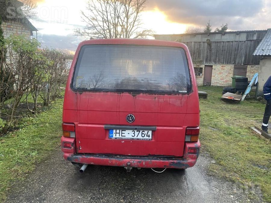 Red Volkswagen T4 1995 in Ventspils, with an engine capacity of 2.40 L and mileage of 472 thousand km for 800 €, photo 3 on AUTOMOTO.COM.LV