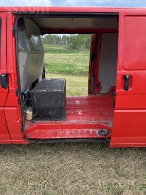 Red Volkswagen T4 2000 in Rezekne, with an engine capacity of 2.50 L and mileage of 346 thousand km for 3500 €, photo 11 on AUTOMOTO.COM.LV