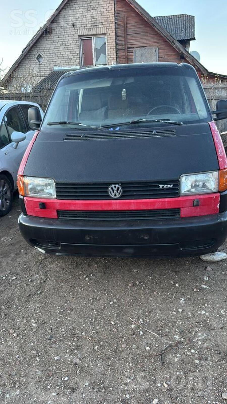 Red Volkswagen T4 2001 in Ventspils, with an engine capacity of 2.50 L and mileage of 375 thousand km for 1100 €, photo 4 on AUTOMOTO.COM.LV
