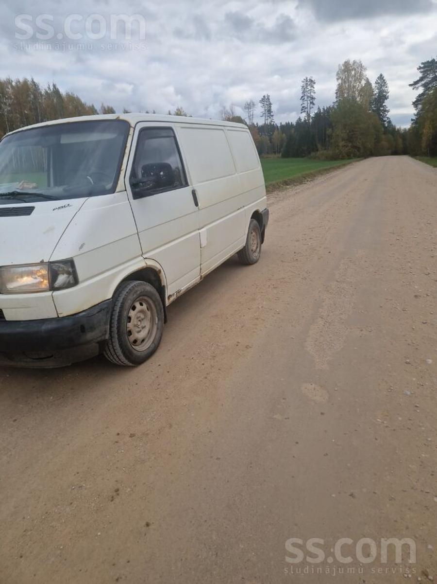 Белый Фольксваген Т4 1998 в Цесис, объемом двигателя 2.50 л и пробегом 660 тыс. км за 1000 €, фото 1 на AUTOMOTO.COM.LV